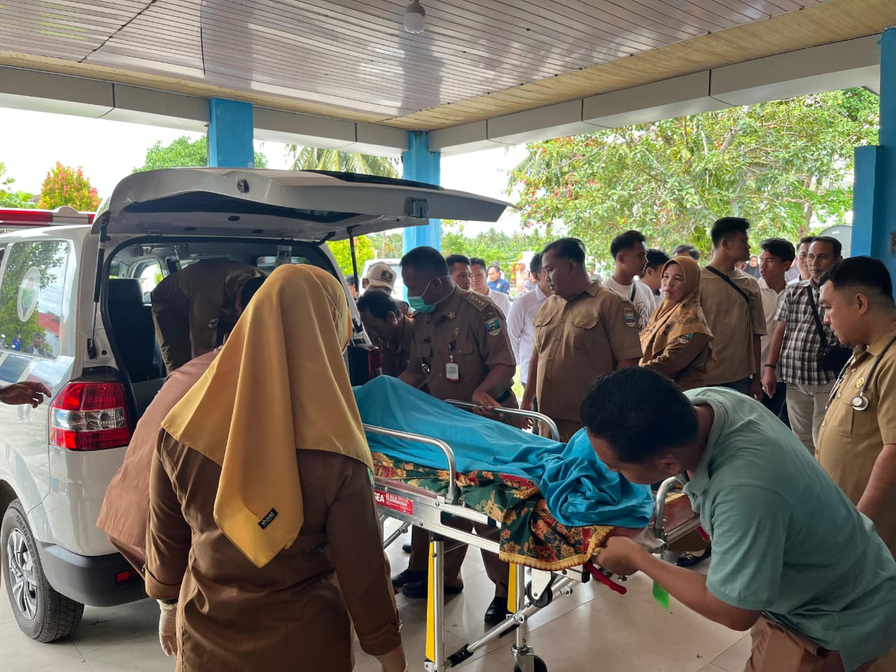 Jenazah Siswa SMPN 12 Krui Dibawa ke RS Bhayangkara untuk Autopsi