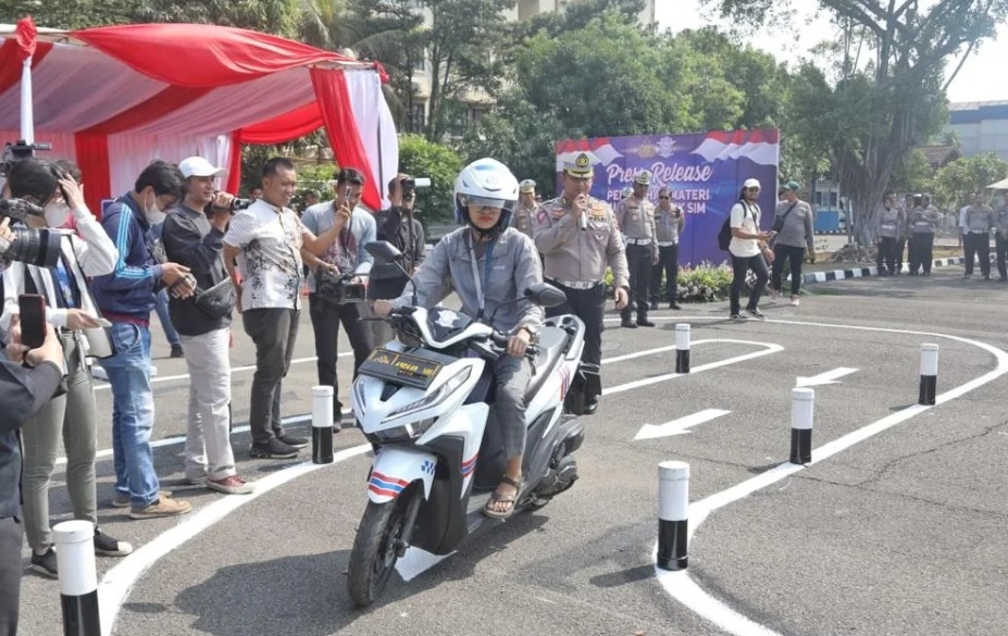 Masyarakat Merespon Positif Perubahan Lintasan Ujian Praktek Pembuatan SIM Masyarakat Merespon Positif Perubahan Lintasan Ujian Praktek Pembuatan SIM