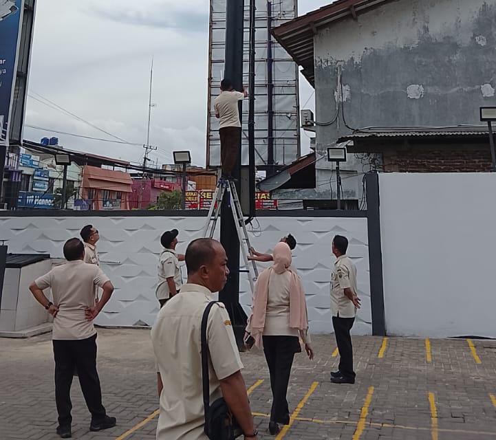 Bapenda Tempel Stiker pada Reklame Penunggak Pajak, Gacoan Antasari ...