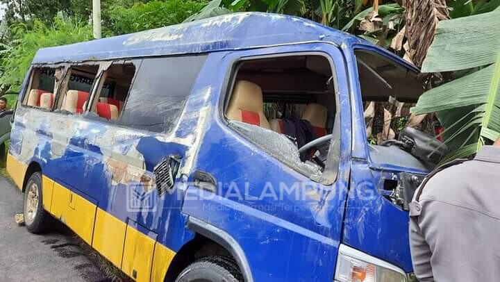 Bus Engkel Plat Merah Milik Pemkab Pesbar Alami Laka Tunggal di OKU